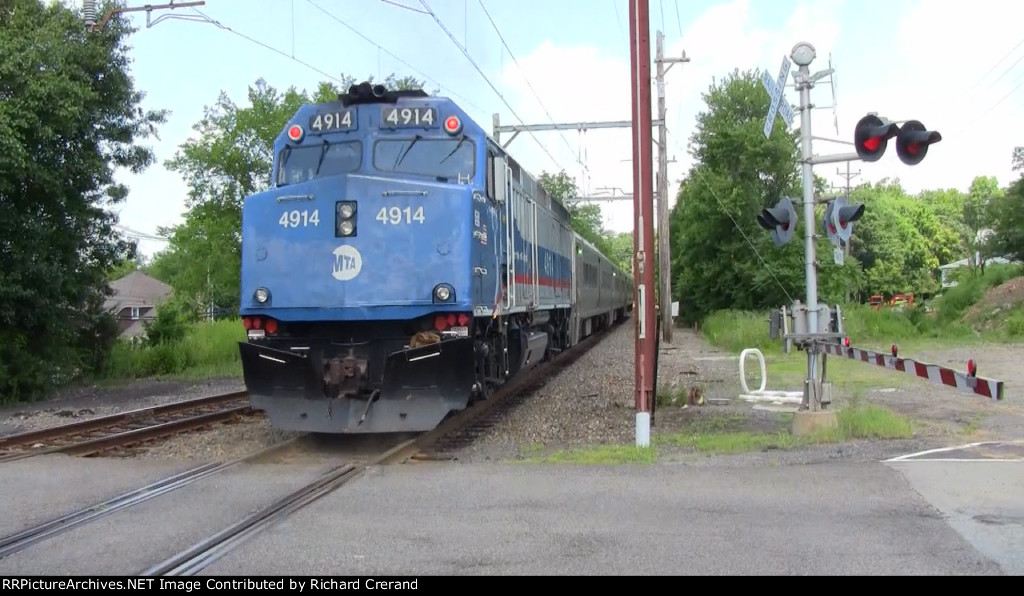 F40PH-3C 4914 on Train 424